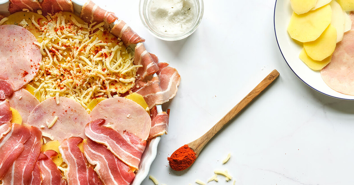 Obložen krompir, pečen v pečici s slanino, šunko in sirom » Perutnina Ptuj